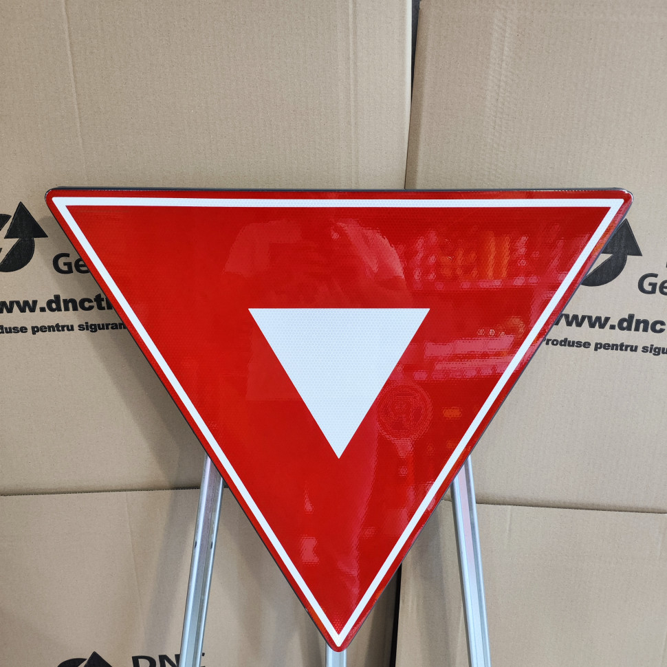 Cedeaza trecerea, Indicator rutier | Semn de circulatie ― DNC Trafic